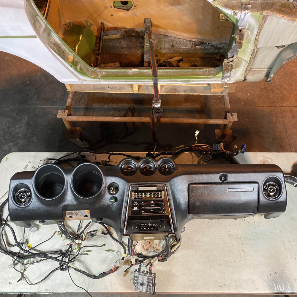 1973 Datsun 240Z Complete Dash Pristine Condition Hitachi Radio with ...