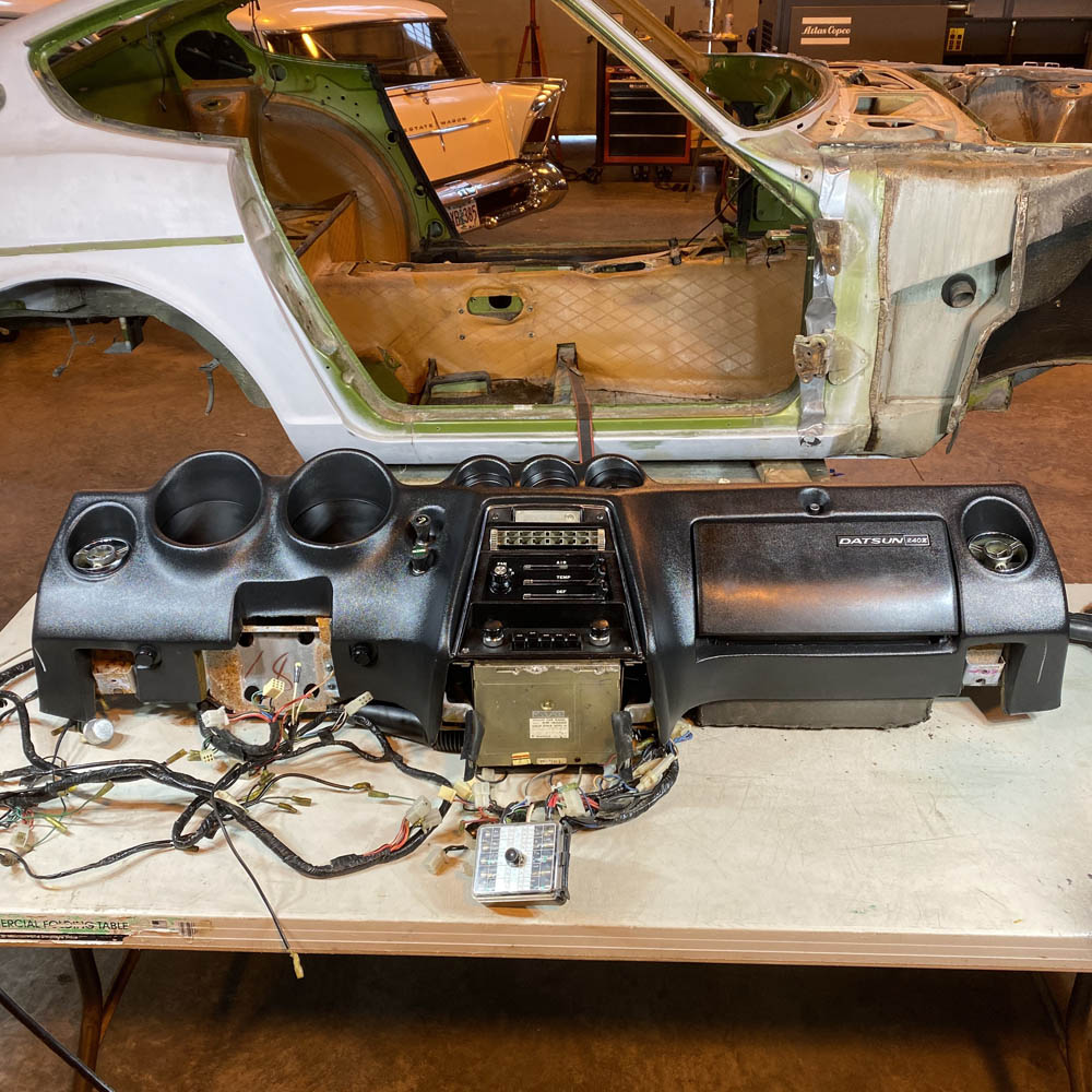 1973 Datsun 240Z Complete Dash Pristine Condition Hitachi Radio with ...